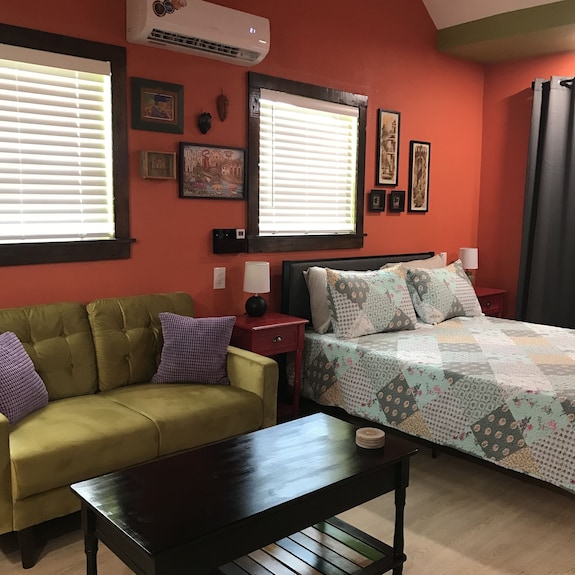 Cozy Efficiency Studio/b Near Downtown - San Antonio, TX