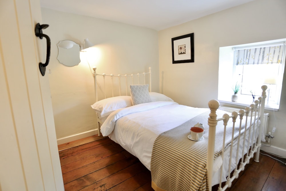 Cosy Welsh Cottage - 1 Min Walk From Town Centre - 크릭하웰