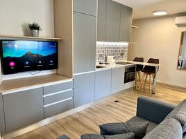 Estúdio luxo, vista para o canal | Área de estar | Smart TV 43 polegadas com canais digitais, TV