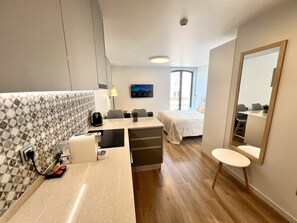 Estúdio Premium | Cozinha privada | Um frigorífico, um micro-ondas, um forno, uma placa de cozinha 