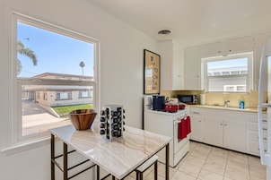 Apartamento Clássico | Cozinha privada | Um frigorífico/congelador grande, um forno, uma placa de cozinha