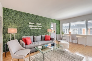 Apartamento Clássico | Sala de estar | Televisor