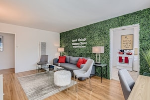 Apartamento Clássico | Sala de estar | Televisor