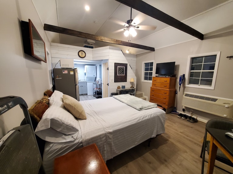 Pet Friendly Cottage On 17 Acre Lake Front Property With Dock And Kayak Access - Tennessee