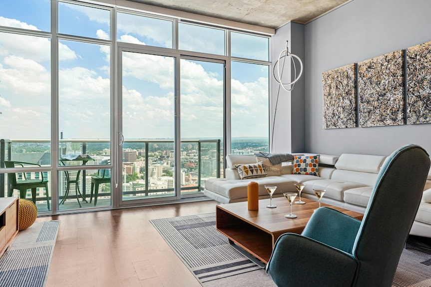 Stylish 42nd Floor Central Denver Condo With Breathtaking Views - Denver, CO