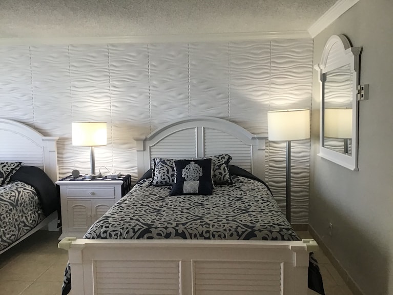 Oceanfront Renovated Condo On The Beach - Amazing Ocean View - Sunny Isles Beach, FL