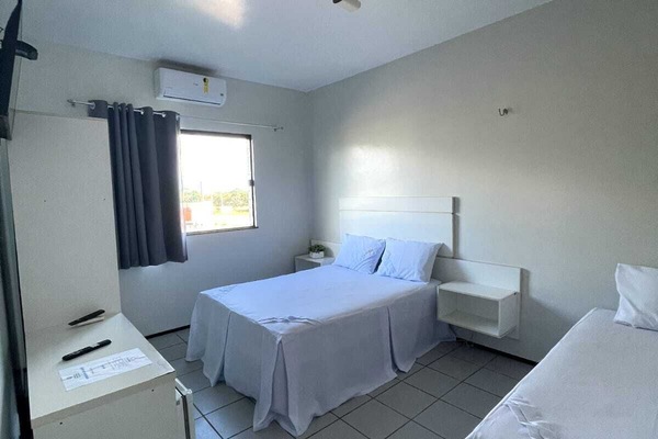 Quarto triplo econômico | Escrivaninha, espaço de trabalho para notebook, Wi-Fi de cortesia