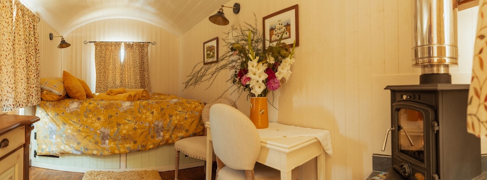 Glamping In Wiltshire In Our Luxury Shepherds Hut - Malmesbury