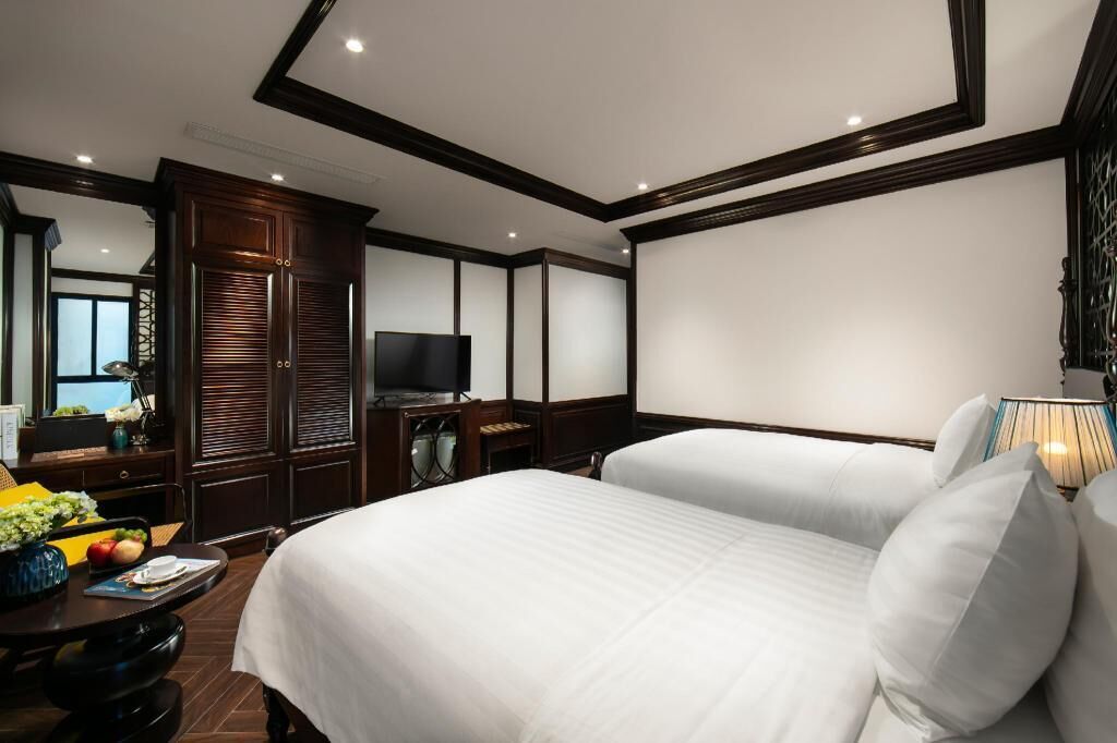 Roupas de cama premium, frigobar, cofres nos quartos