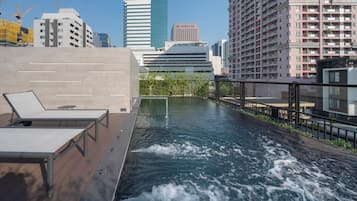 Piscina exterior, da(s) 7:00 à(s) 20:00, guarda-sóis, espreguiçadeiras