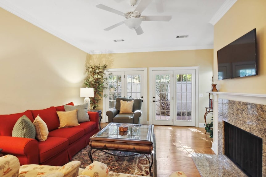 Guest Favorite Beckenham Townhouse, Walk To Beach, Pool, Private Courtyard, Port Royal Village - 南卡羅萊納