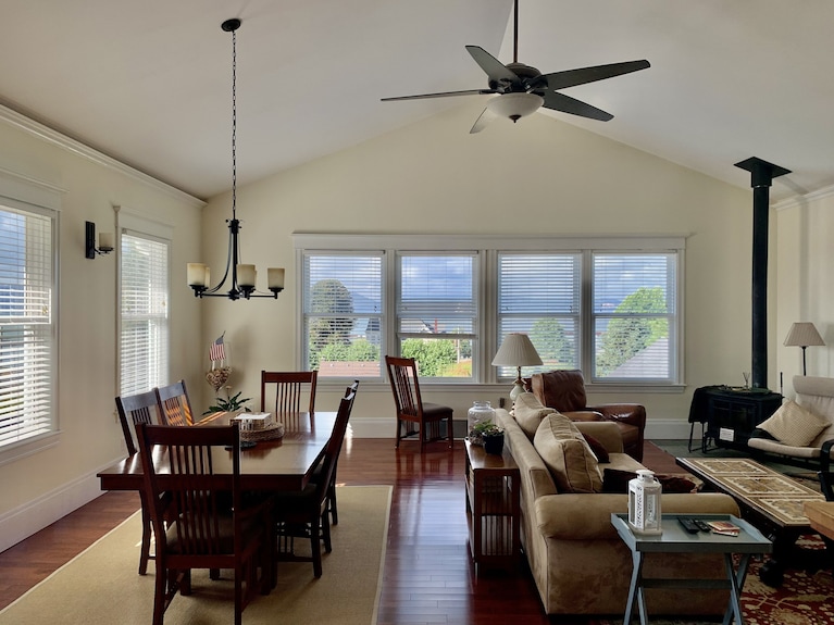 Charming And Spacious 2-story Home With Amazing Views Of The Columbia River. - Astoria, OR