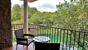 Quarto Duplo Standard | Sala de estar | Televisor LCD de 32 polegadas com canais por cabo, televisor