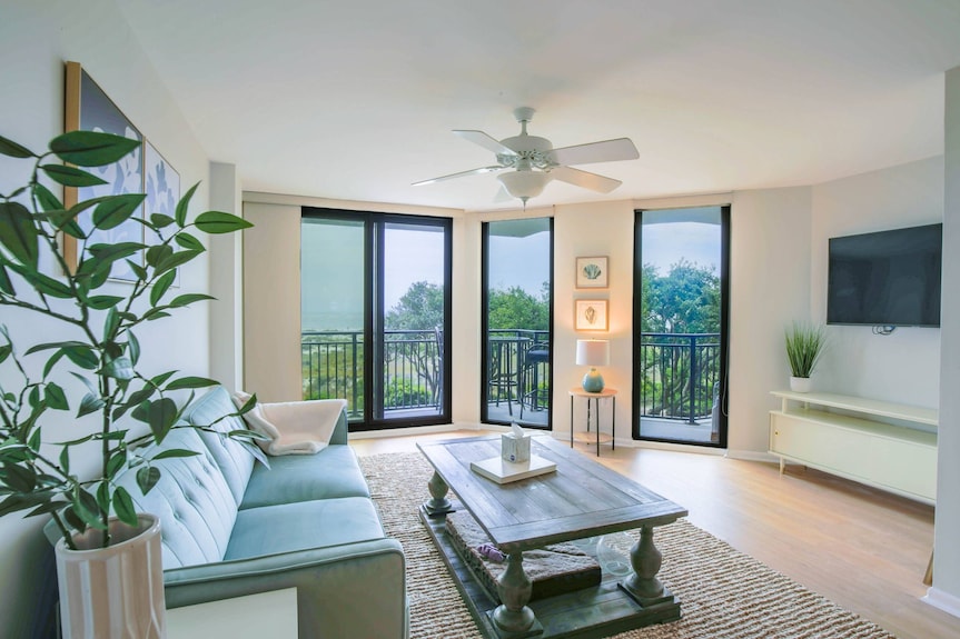 Oceanside Condo With Ocean Views, Renovated Kitchen, Covered Balcony & New Flooring - 마운트 플레즌트