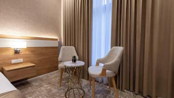 Roupa de alta qualidade, edredões de penas, minibar, secretária