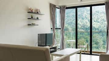 Apartamento Familiar, 2 quartos, varanda | Sala de estar | TV de ecrã plano, ténis de mesa, livros