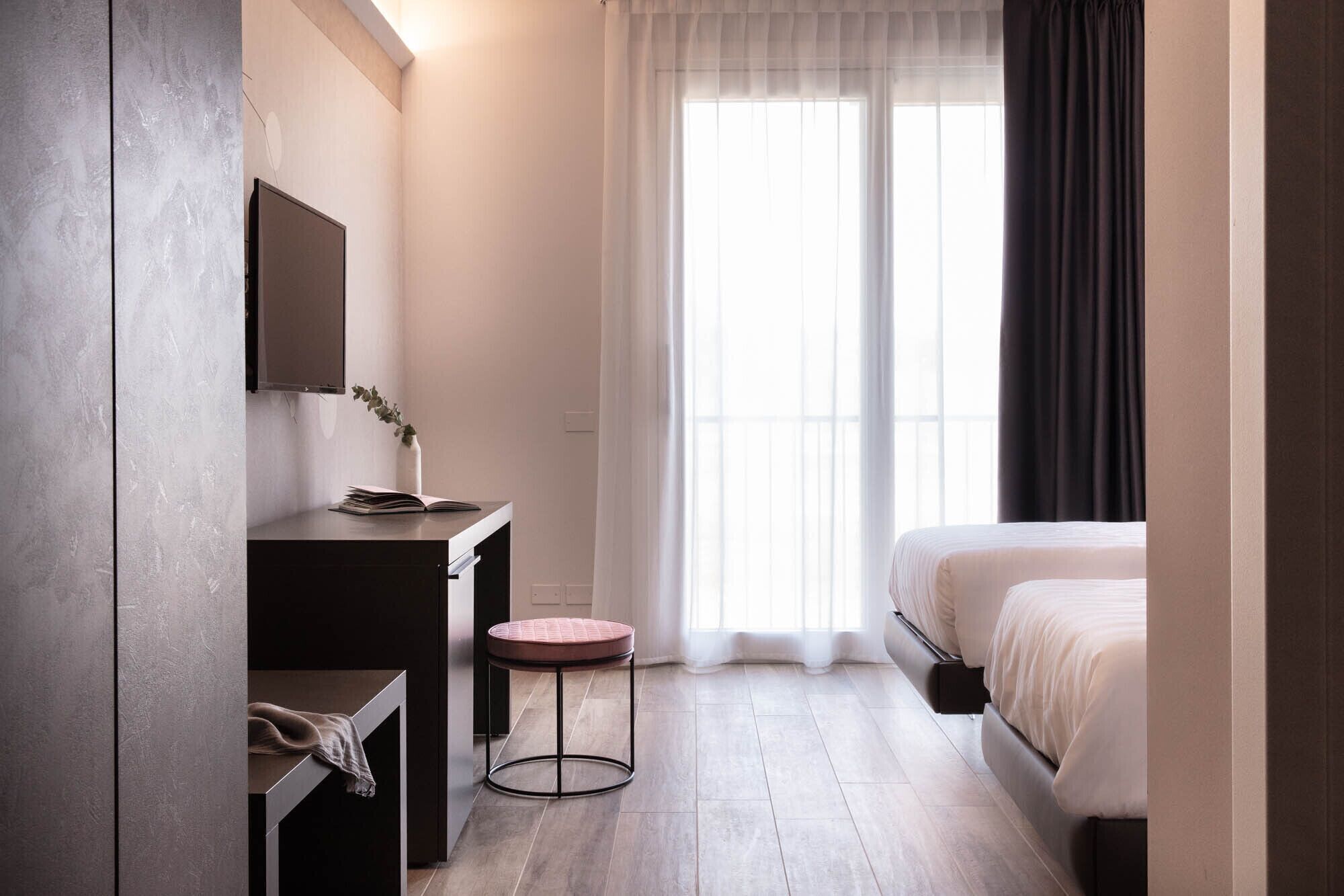 Roupa de alta qualidade, edredões de penas, minibar, cofre no quarto 