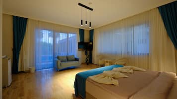 Quarto Deluxe, 1 quarto, varanda, vista para a piscina | Roupa de alta qualidade, minibar grátis, com decoração personalizada