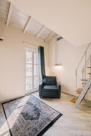 Gorgo- Triple Room with Balcony 3rd Floor | Camas de colchão viscoelástico, minibar, secretária 