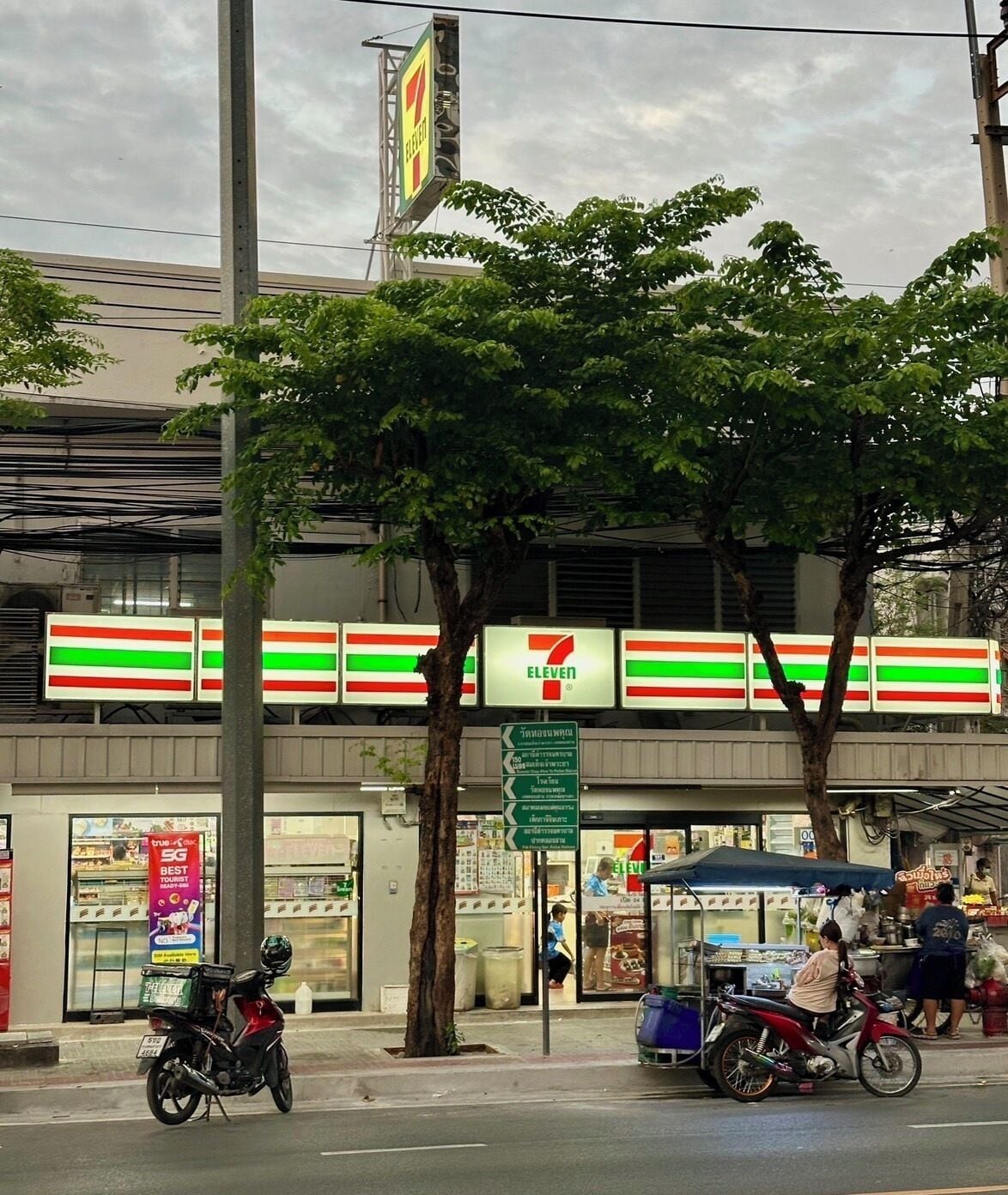 Uma loja 7-Eleven com vista clara da entrada e da sinalização.