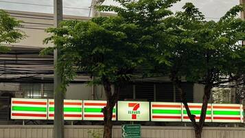 Uma loja 7-Eleven com vista clara da entrada e da sinalização.
