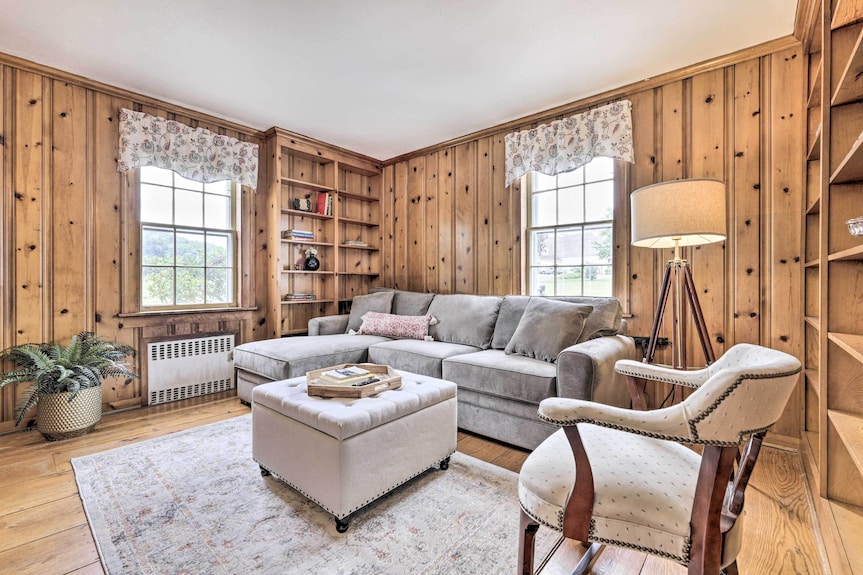 Charming Farmhouse W/ Pool & Fishing Pond! - Coventry, CT