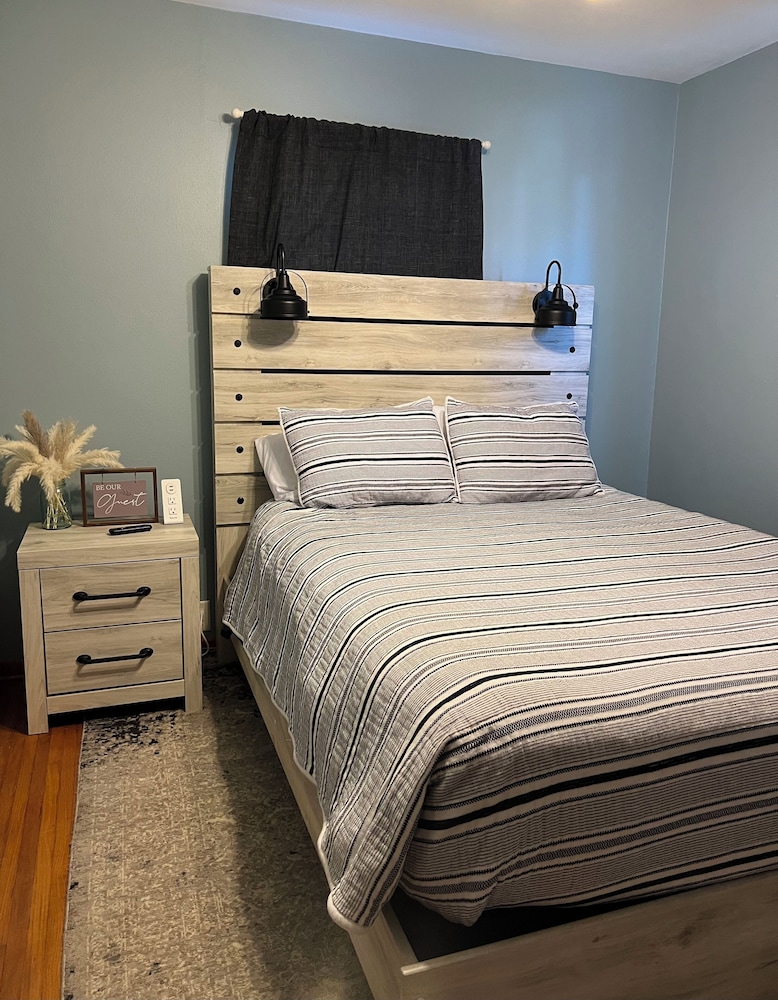 Updated Cottage Near Lake Access And .5 Miles From The Beach! - Clear Lake, IA
