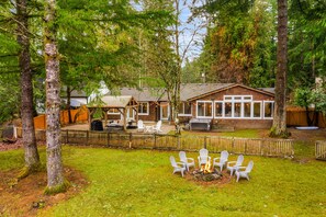 Cozy North Bend Riverfront Cabin w/hot tub! - North Bend | Vrbo