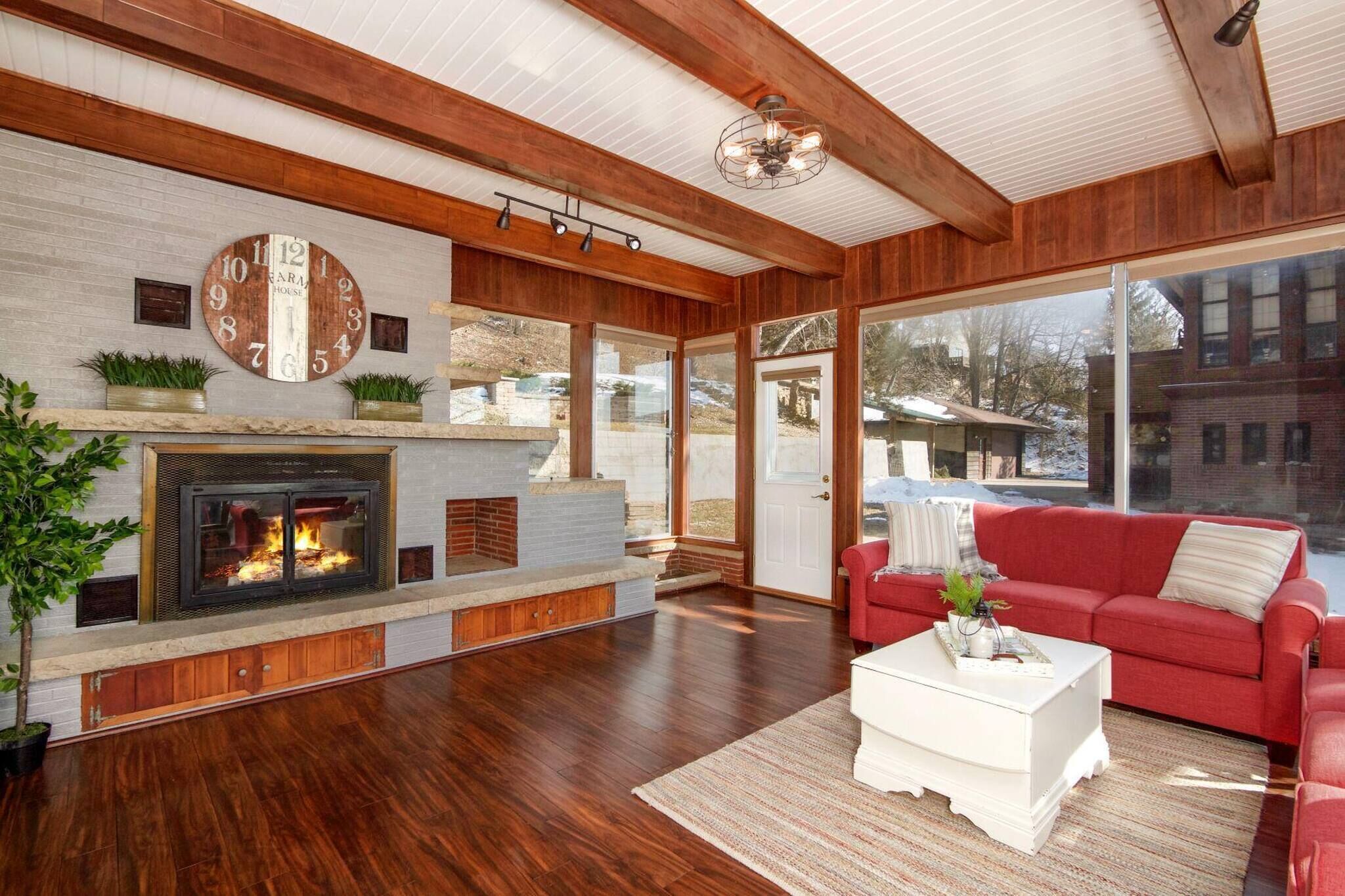 Farmhouse Apartment - River Road Historic Home - Winona, MN