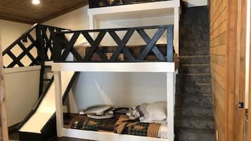 Cabana de Madeira Exclusiva | 3 quartos, Wi-fi grátis, roupa de cama fornecida