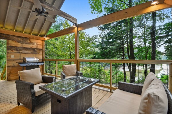 Whiskey On The River - フォレスト, MS