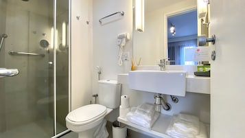 Quarto Duplo Comfort | Casa de banho | Um polibã, um secador de cabelo, sabão, champô