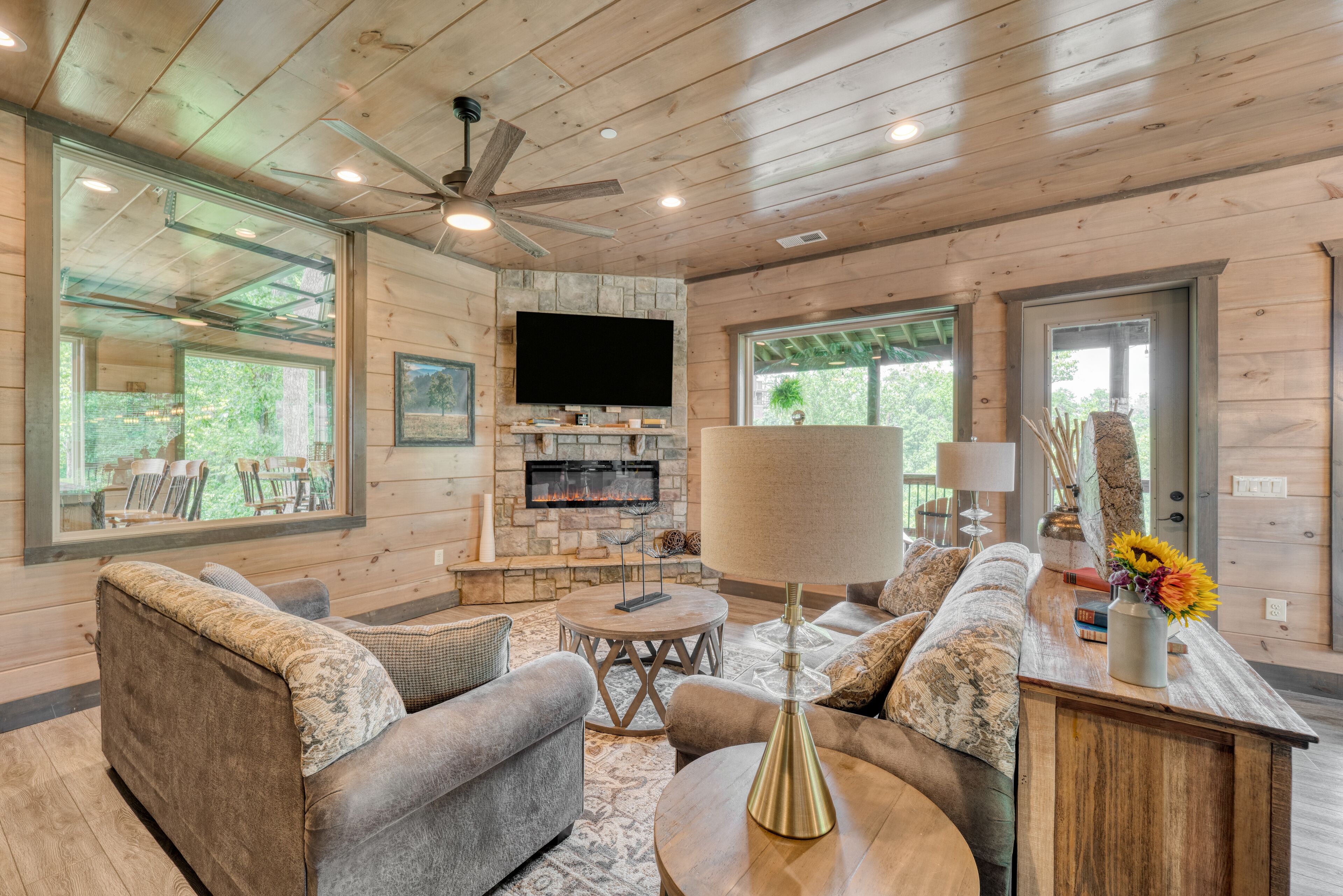 Wanderer By Avantstay | Indoor Pool, Hot Tub, Home Theater, Fire Pit | Sleeps 34 - Sevierville, TN