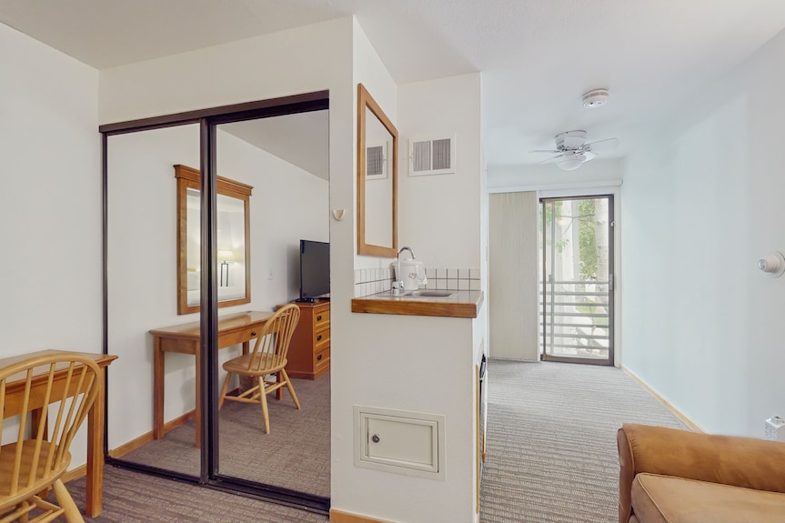 Main St. Gem - Pool & Hot Tub - Walk To Lifts, Dog-friendly, Third Floor - Aspen