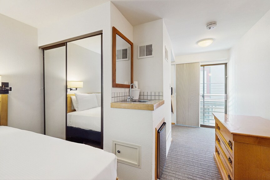 Main Street Gem - Pool & Hot Tub - Walk To Lifts, Dog-friendly, Third Floor - Aspen, CO