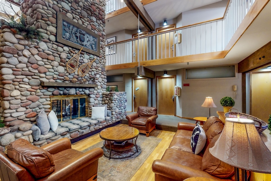 Main Street Room - Pool & Hot Tub, Walk To Lifts, Dog-friendly, 3rd Floor - Aspen, CO