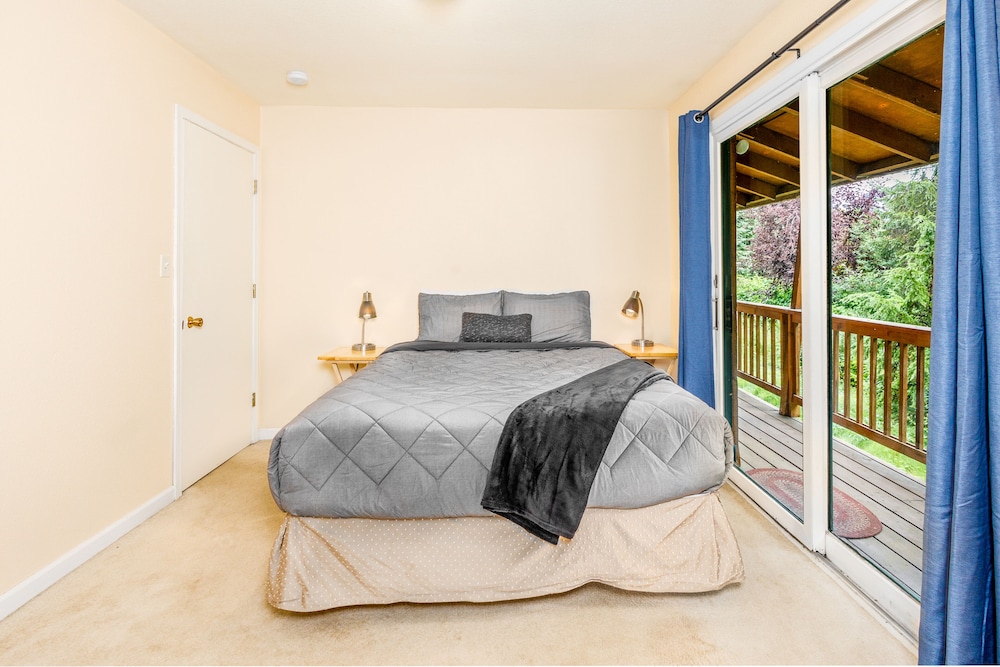 Peaceful Dog-friendly Cabin With Hot Tub, Woodstove, W/d & Wifi - Mountain Views - Alyeska, AK