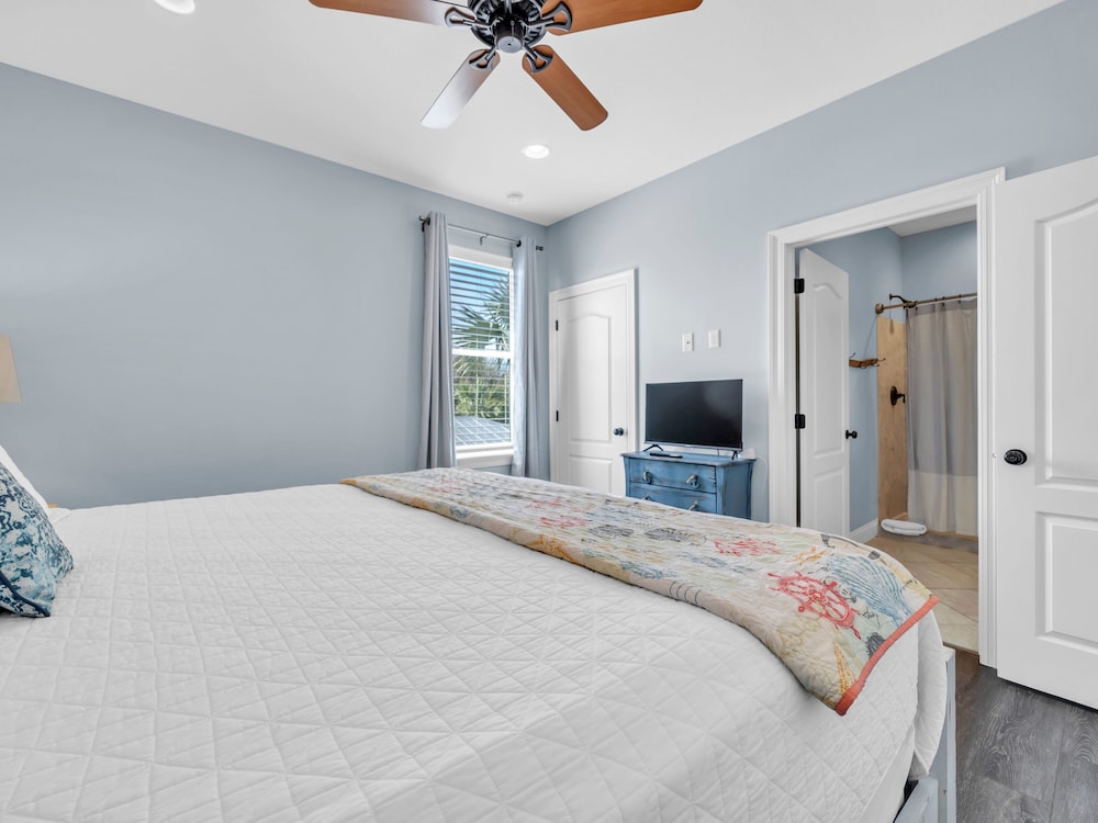 Free 6 Seat Gas Golf Cart, Private Pool And Tiki Bar, Open Floor Plan, 2 Blocks To The Beach! - Destin, FL