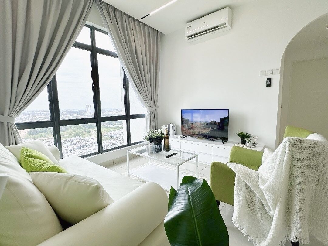 Uma sala de estar moderna com uma janela grande, uma televisão de tela plana e uma poltrona verde.