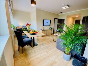 Apartamento | Secretária, secretária adequada para computadores portáteis