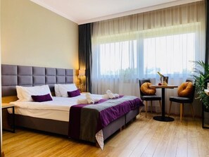 Quarto Twin Básico | Secretária, secretária adequada para computadores portáteis