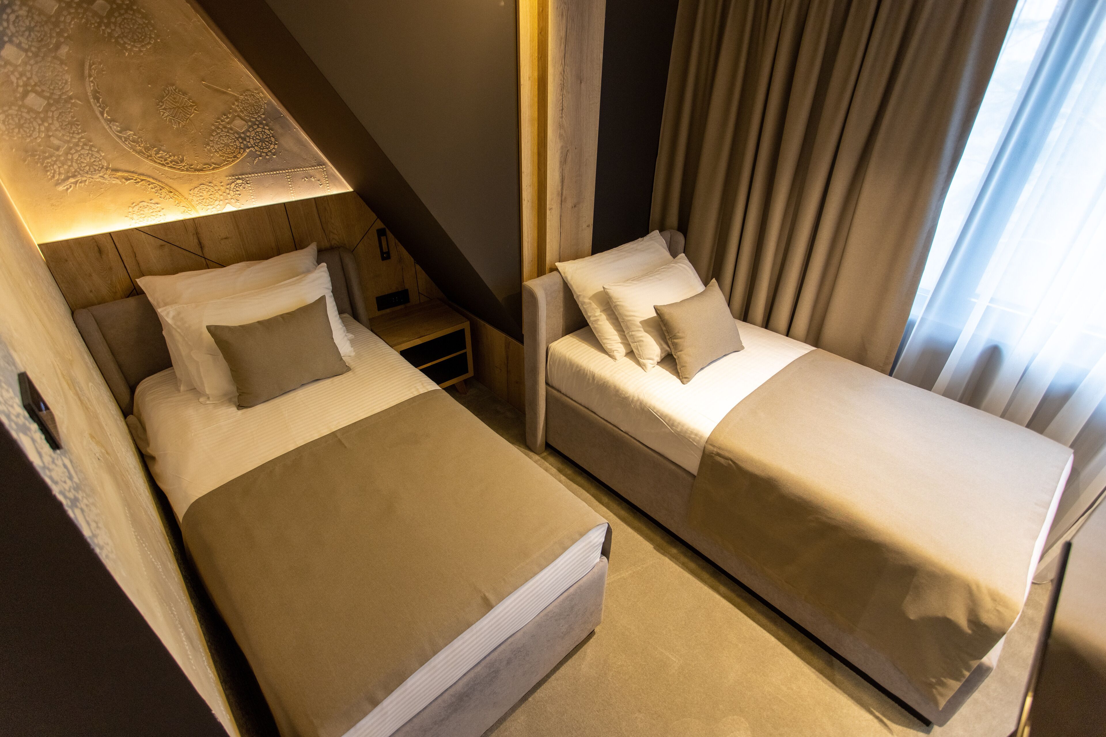 Suite-Estúdio Clássica | Roupa de alta qualidade, edredões de penas, camas de colchão pillowtop 