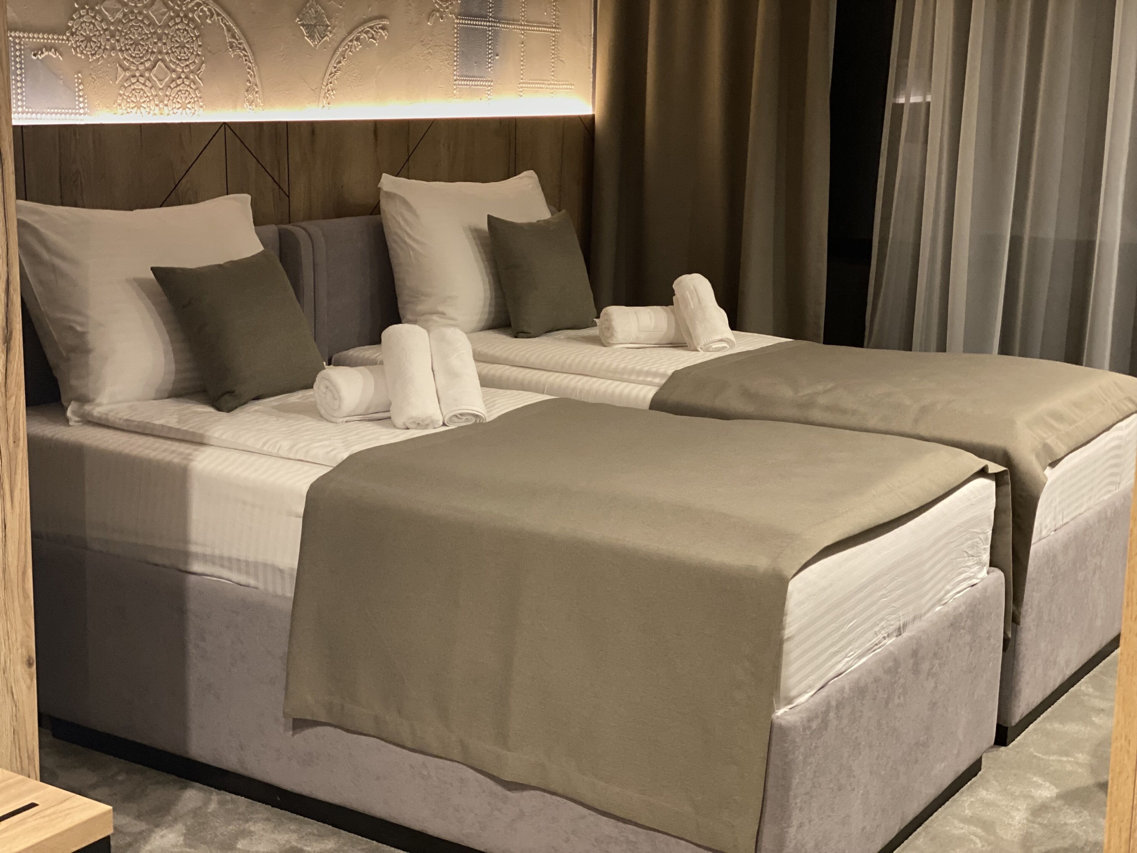 Roupas de cama premium, edredons de pluma, camas com colchões pillow-top