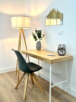 Apartamento família | Edredons de pluma, escrivaninha, espaço de trabalho para notebook