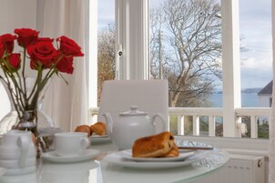 Um frigorífico, uma máquina de lavar louça, uma chaleira elétrica 