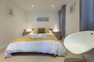 2 quartos, com decoração personalizada, com mobília individualizada 