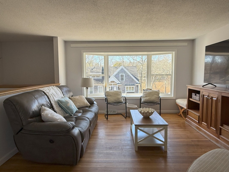 Cape Getaway 4 Bedroom W/ Outdoor Shower, Ramp Access To Water, New Bathroom - Martha's Vineyard, MA