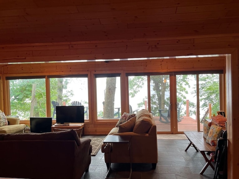 Beautiful Lakefront Property With Guesthouse - Minnesota