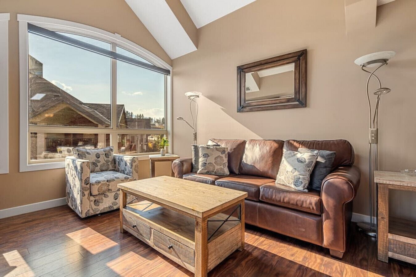 Corner Curio | Lake View| Pool | Hot Tub | Gym - Invermere