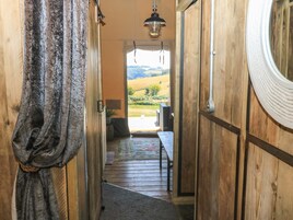 2 quartos, com decoração personalizada, com mobília individualizada 